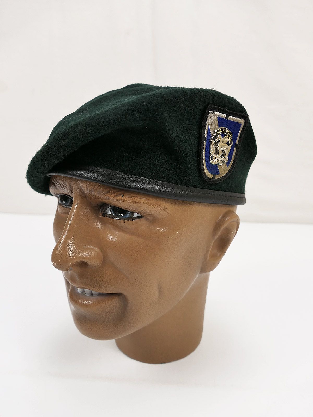 US Army Green Beret Special Operations Command SINE PARI Barett mit ...